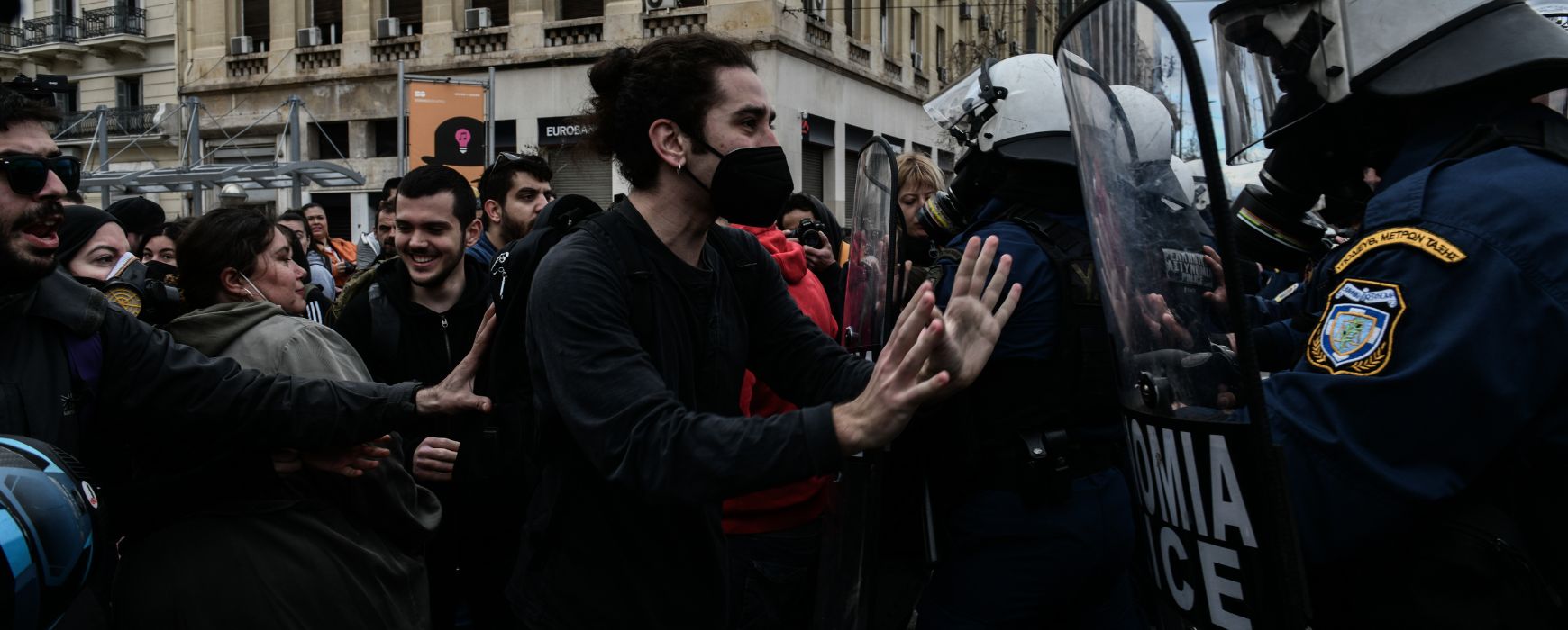 Πορεία για Τέμπη: Βίντεο ντοκουμέντο για την επίθεση των ΜΑΤ κατά ...