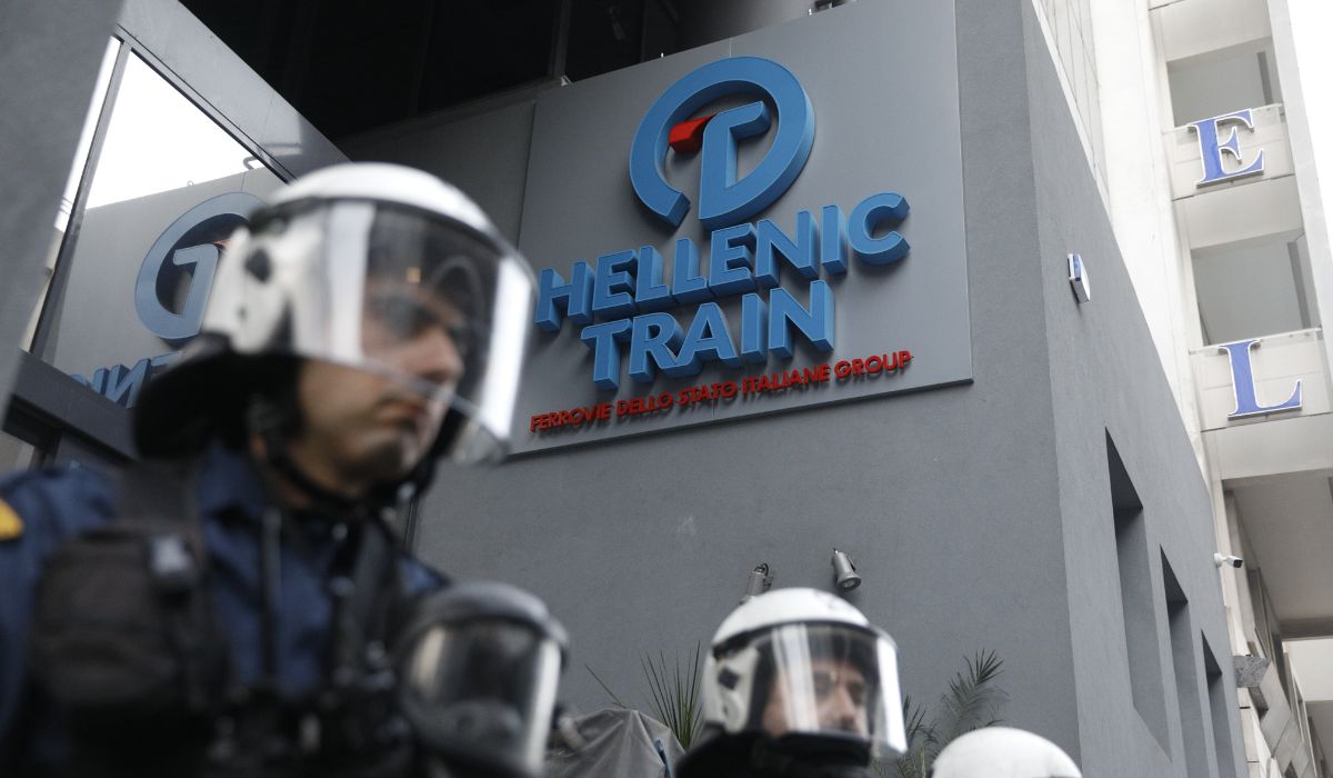 Μέλη του Ρουβίκωνα εισέβαλαν στο κτίριο της Hellenic Train, προσαγωγές από την αστυνομία (video ...