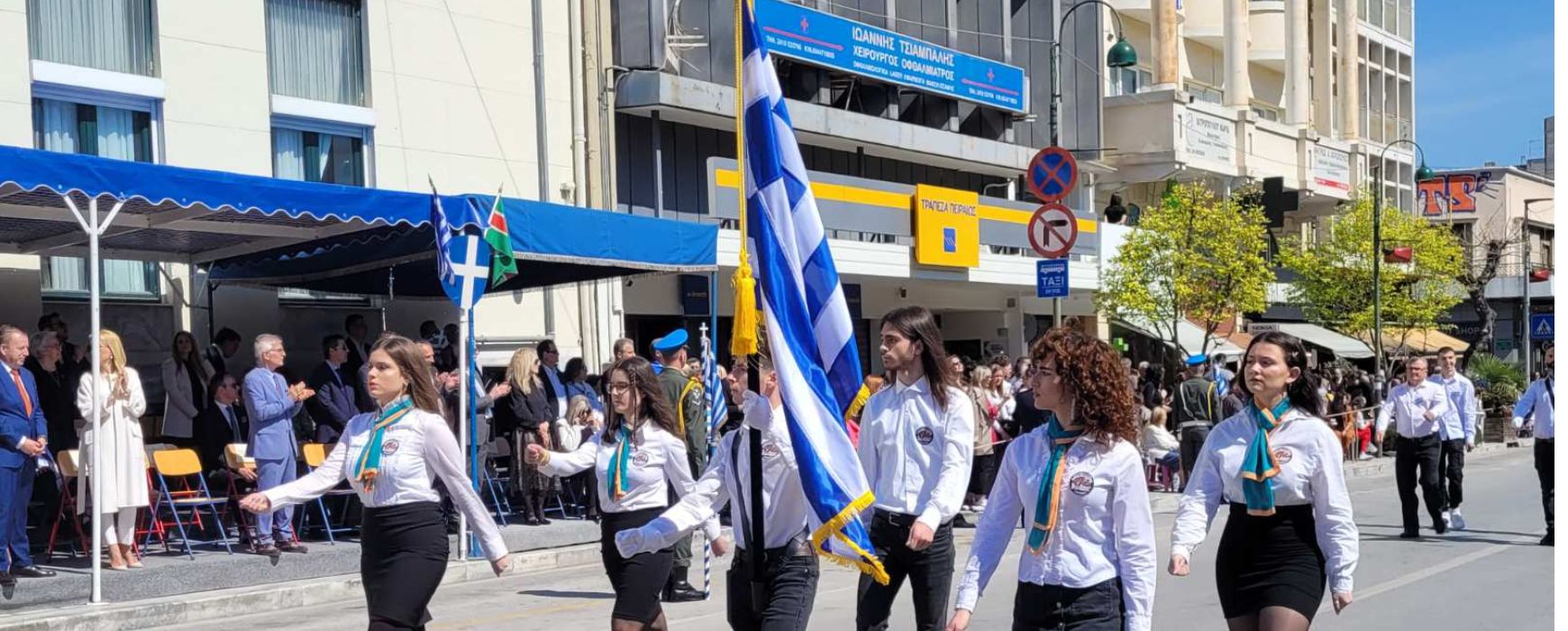25η Μαρτίου: Με μαύρα περιβραχιόνια και πένθη για τα Τέμπη παρέλασαν ...