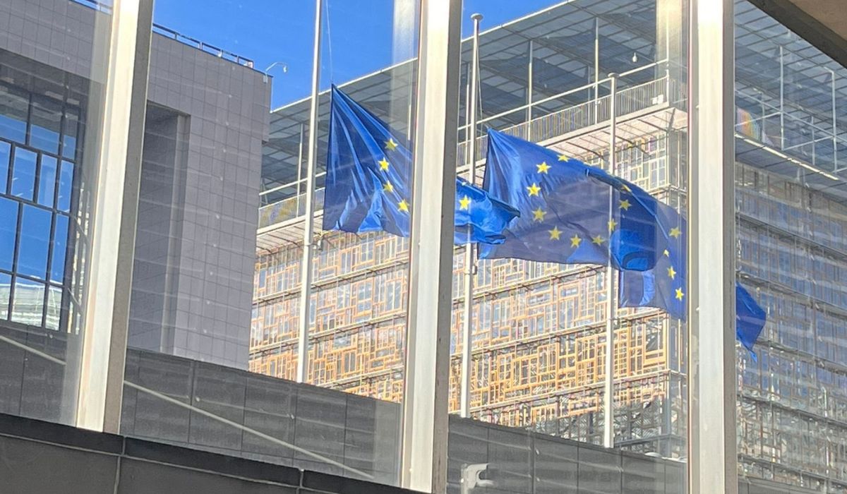 Μεσίστιες οι σημαίες στα κτίρια της Κομισιόν για τα Τέμπη – «Η Ευρώπη ...