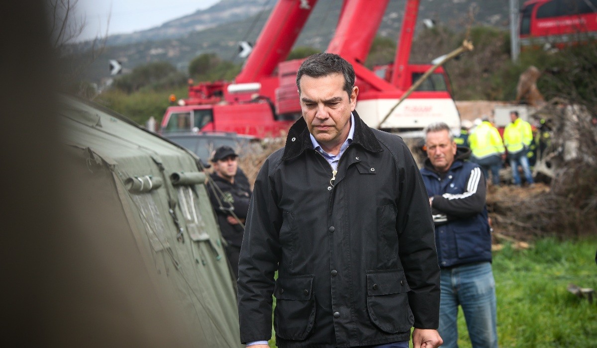 Τσίπρας στα Τέμπη: Ζούμε μία αδιανόητη τραγωδία – Τώρα πενθούμε, δεν ...