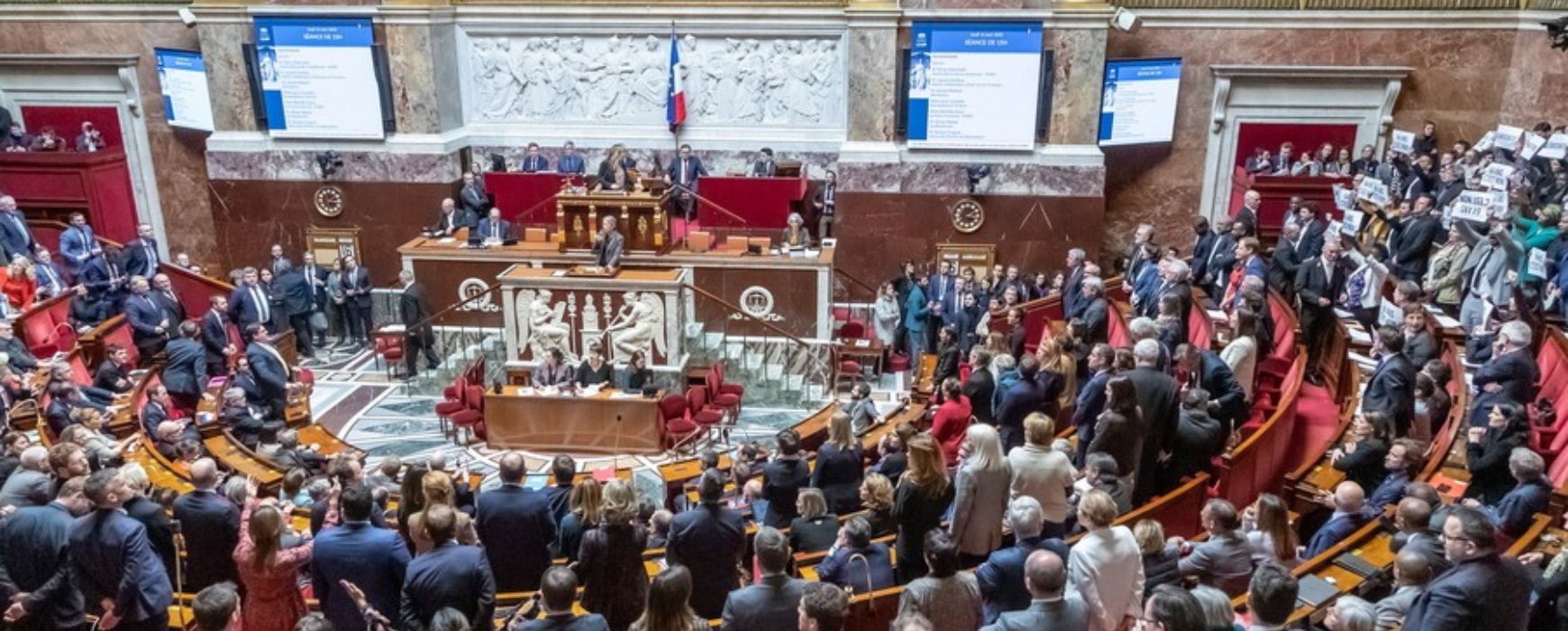 «Βράζει» η Γαλλία: Δύο προτάσεις μομφής κατά του Μακρόν – «Φουντώνει» η ...