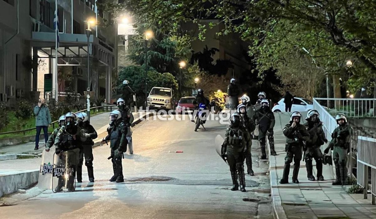 Θεσσαλονίκη: Επίθεση κουκουλοφόρων σε διμοιρία των ΜΑΤ στο ΑΠΘ ...