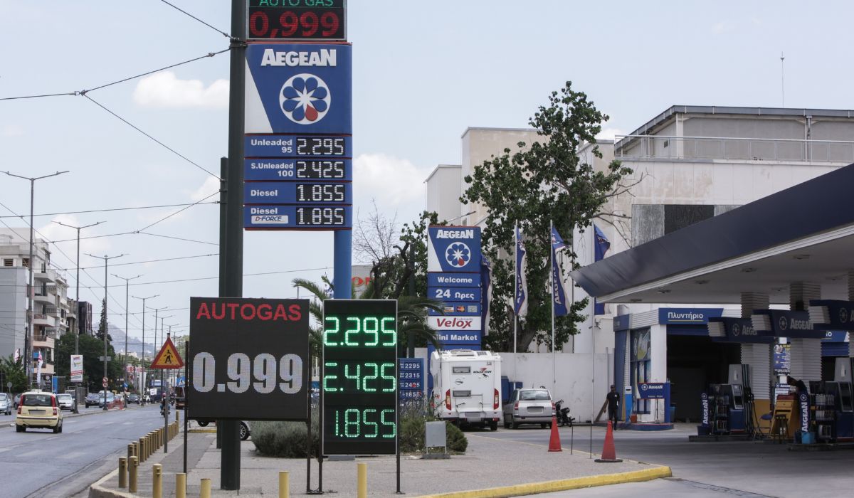 Στα ύψη η βενζίνη: Έφτασε τα 2 ευρώ το λίτρο στην Αθήνα (Video ...