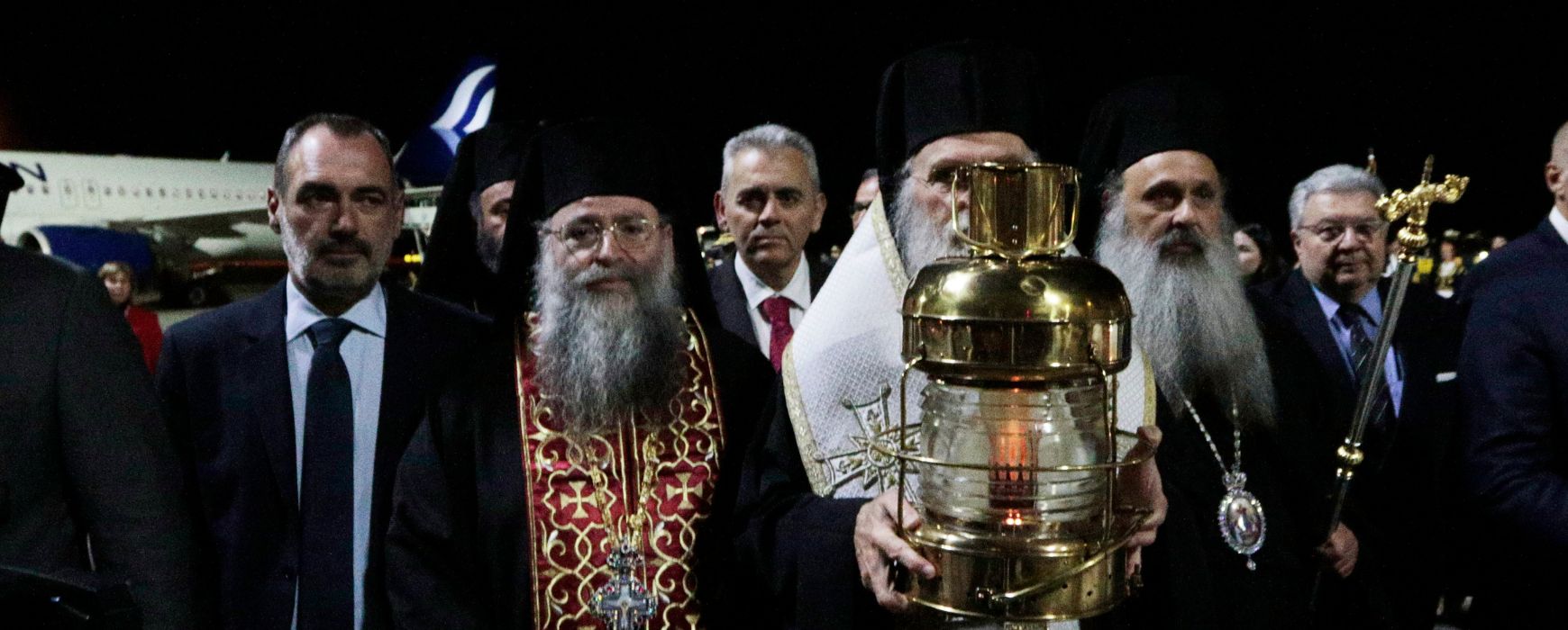 Έφτασε στην Ελλάδα το Άγιο Φως – Πώς θα μεταφερθεί σε όλη τη χώρα ...