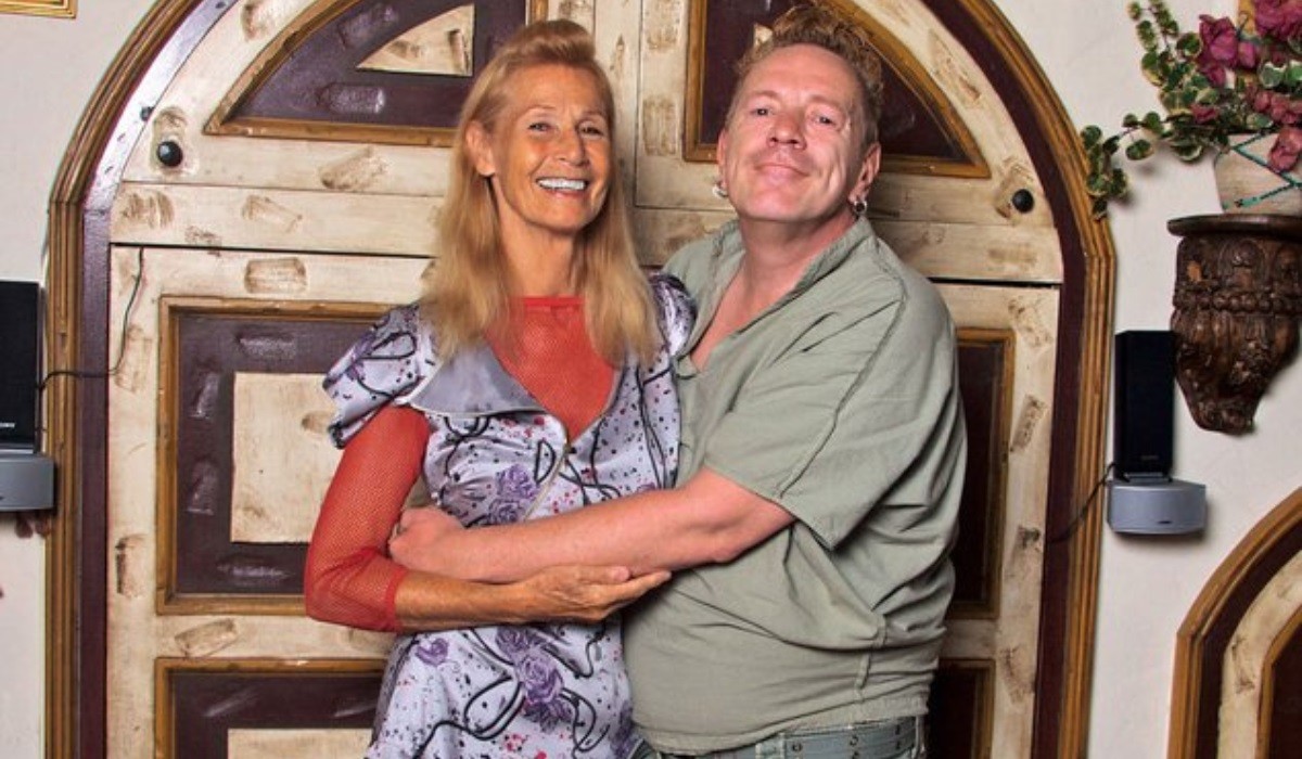 Πέθανε η σύζυγος του Τζον Λίντον των Sex Pistols, μετά από μάχη με το ...