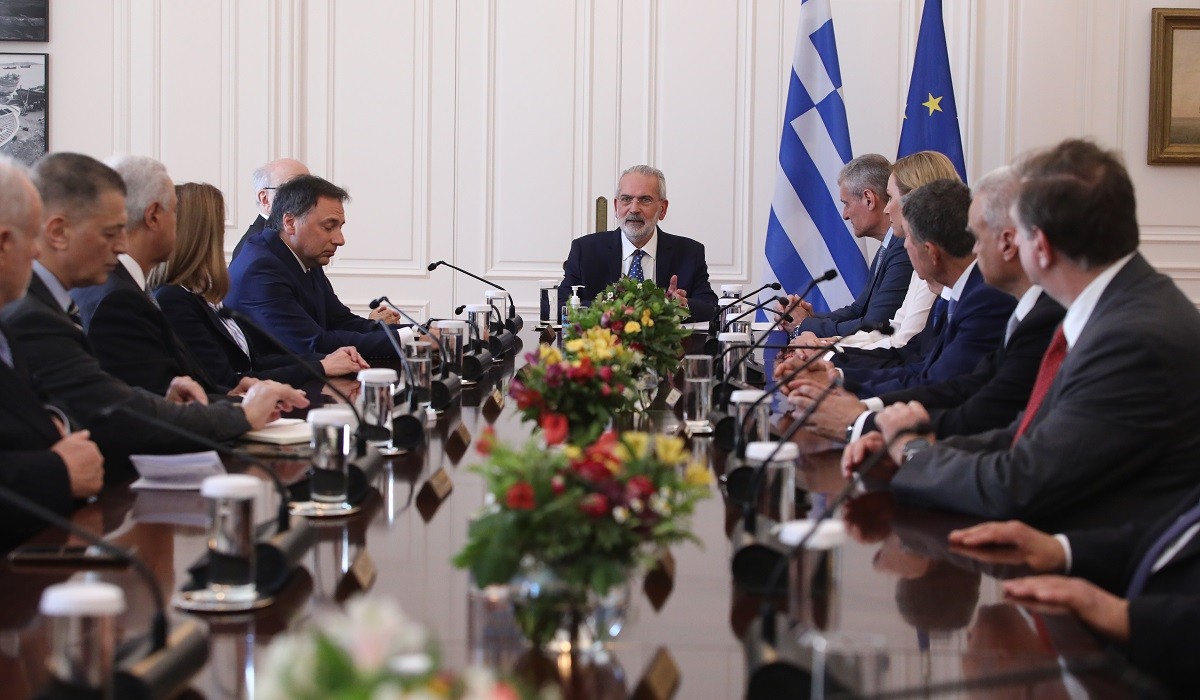 Υπηρεσιακή κυβέρνηση: Όσα έγιναν στις τελετές παράδοσης-παραλαβής των ...