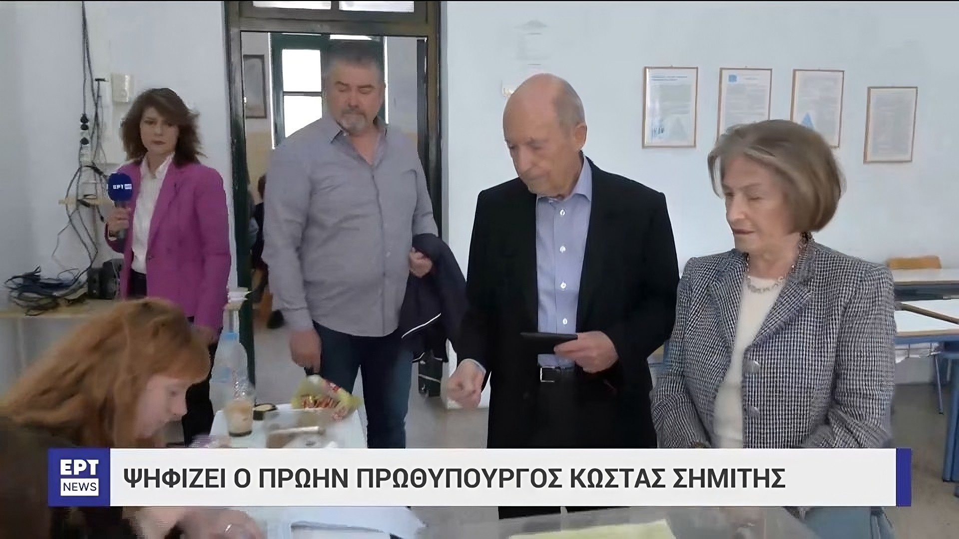 Εκλογές 2023: Στο Κολωνάκι ψήφισε ο Κώστας Σημίτης (video) | topontiki.gr