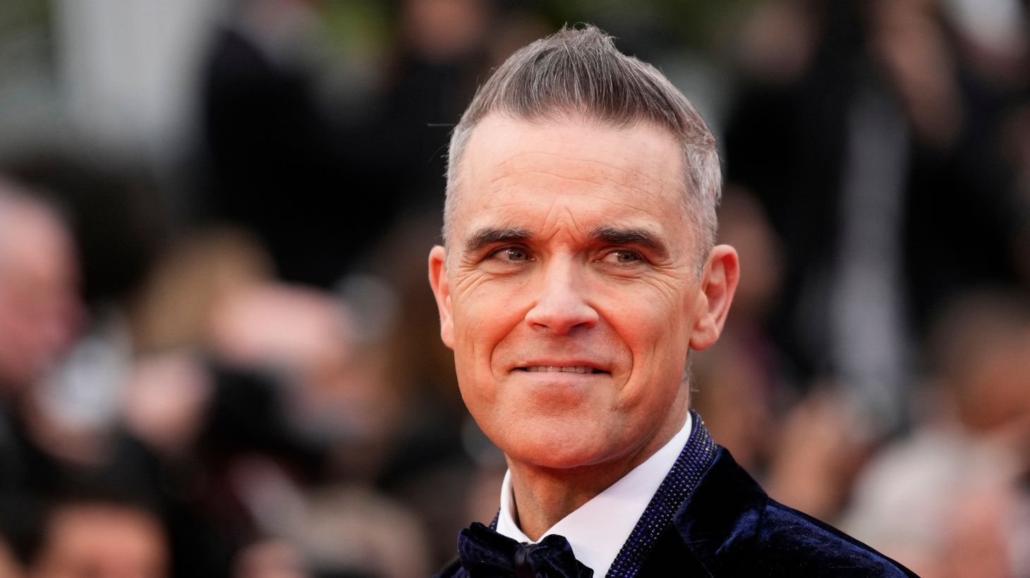 Ρόμπι Γουίλιαμς: Ήρθε, μάγεψε και… δίχασε – Η ατάκα του στη Μαλακάσα ...