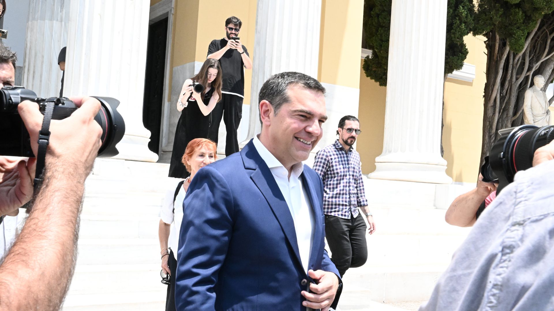 Τσίπρας: Το φλερτ με την ιδέα της εξόδου και το «παρών» που έγινε αντίο ...