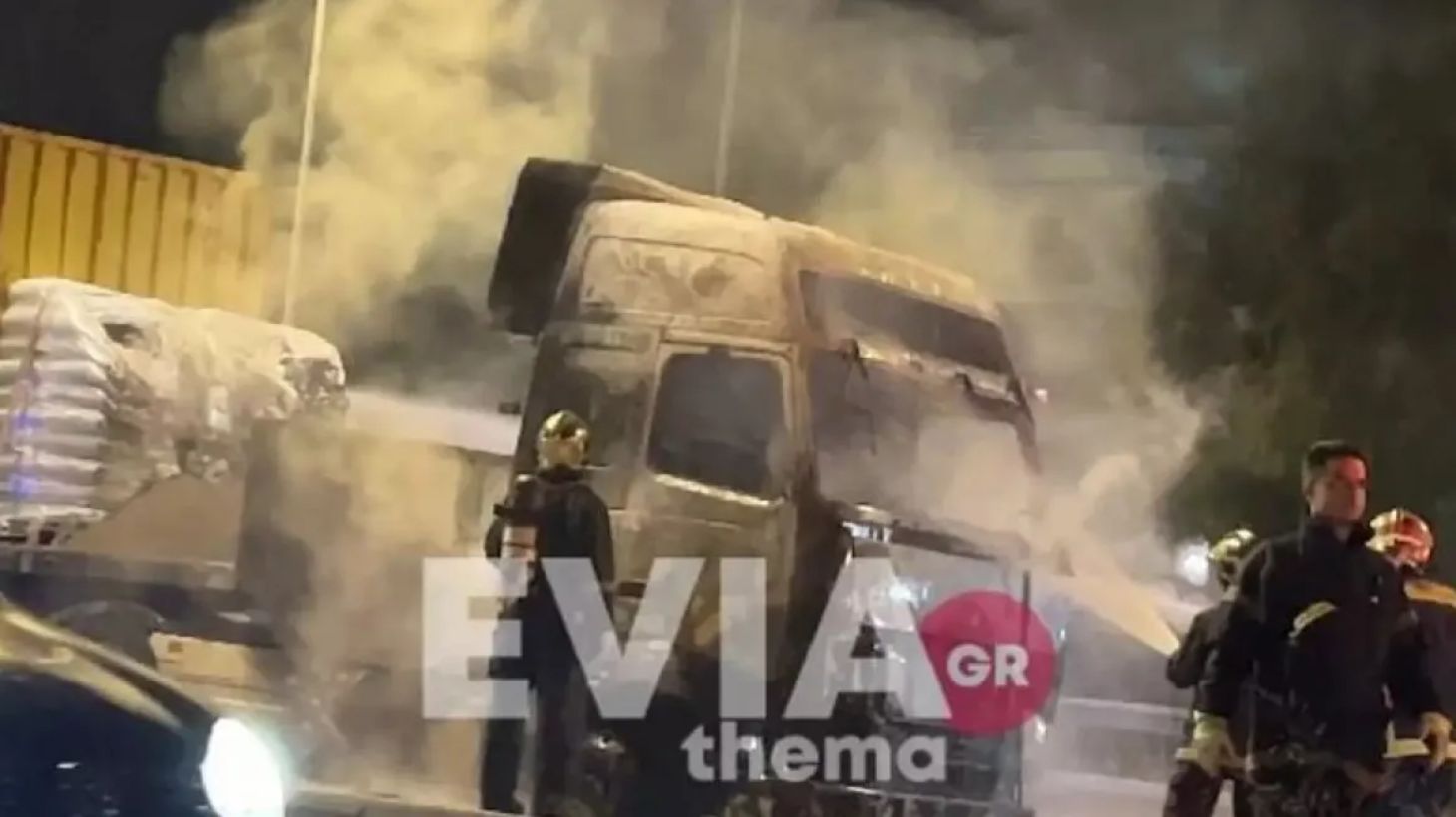 Κηφισός: Φορτηγό τυλίχτηκε στις φλόγες (Video) | topontiki.gr