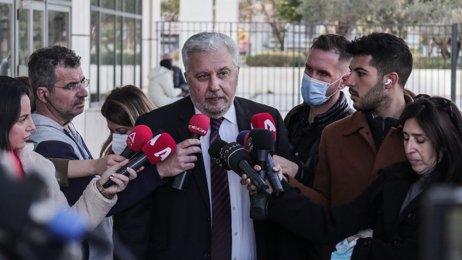 Πατέρας Καρολάιν: «Ανησυχώ για τη ζωή του δικηγόρου μας Θανάση Χαρμάνη ...