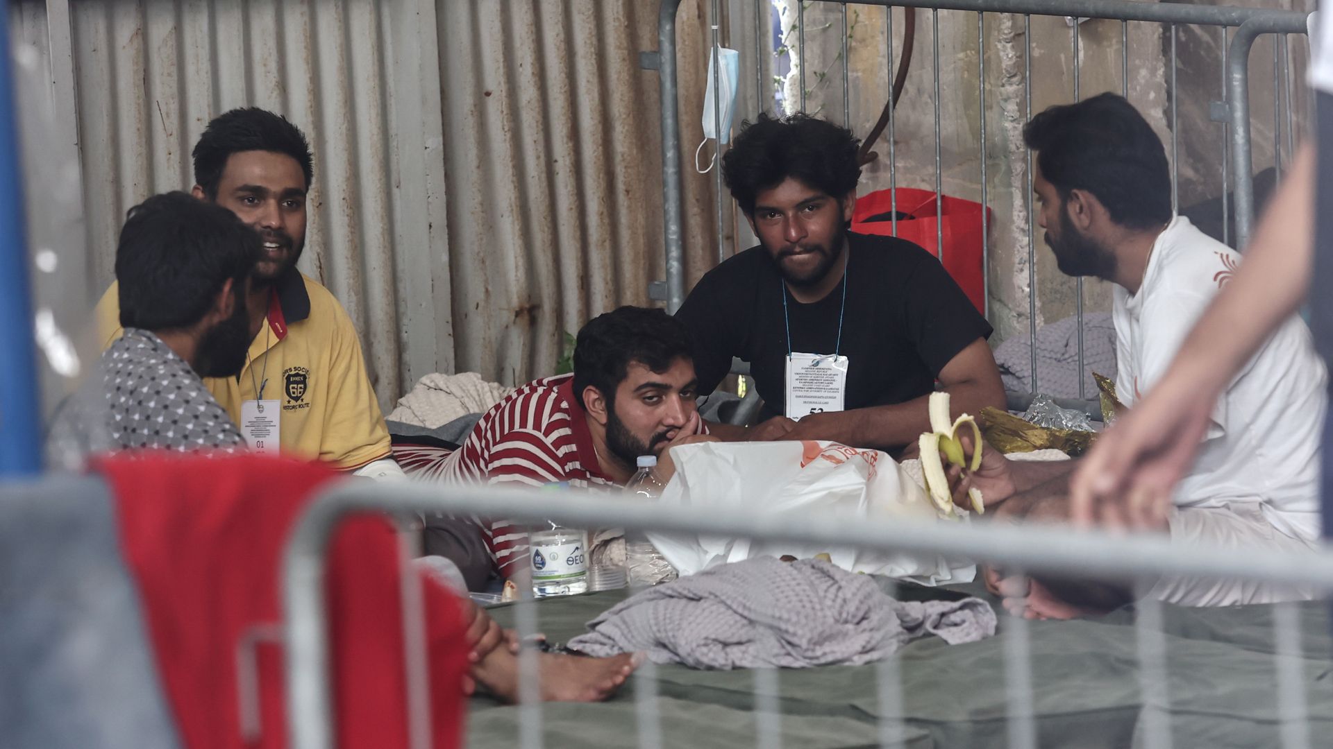 Πύλος: Στη Μαλακάσα μεταφέρονται οι διασωθέντες – Άκαρπες οι έρευνες τη ...