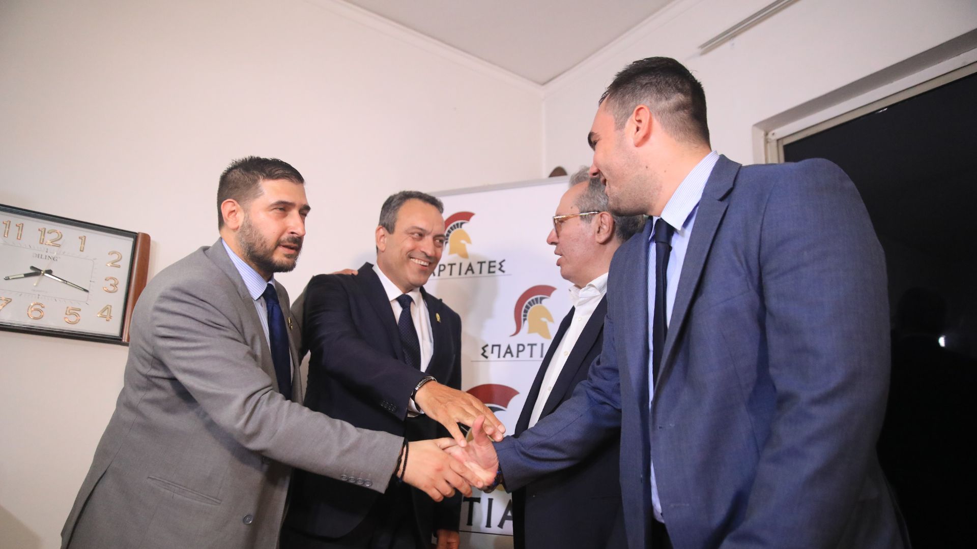 Σπαρτιάτες με… περικεφαλαία και ιστορίες με εκλογικούς «δράκους ...