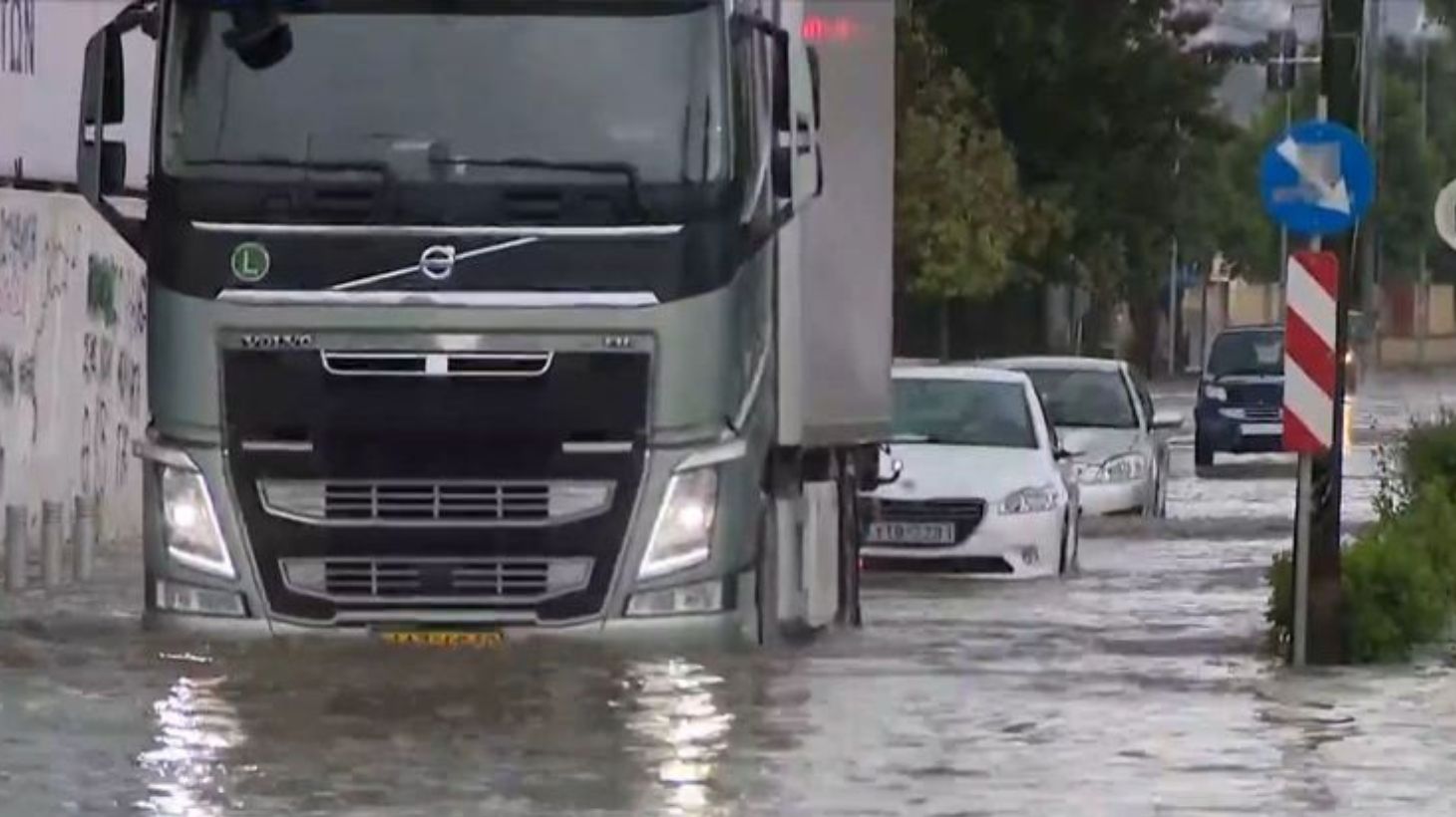 Κακοκαιρία: Ποτάμια οι δρόμοι στη Χαλκιδική- Προβλήματα σε Αττική ...