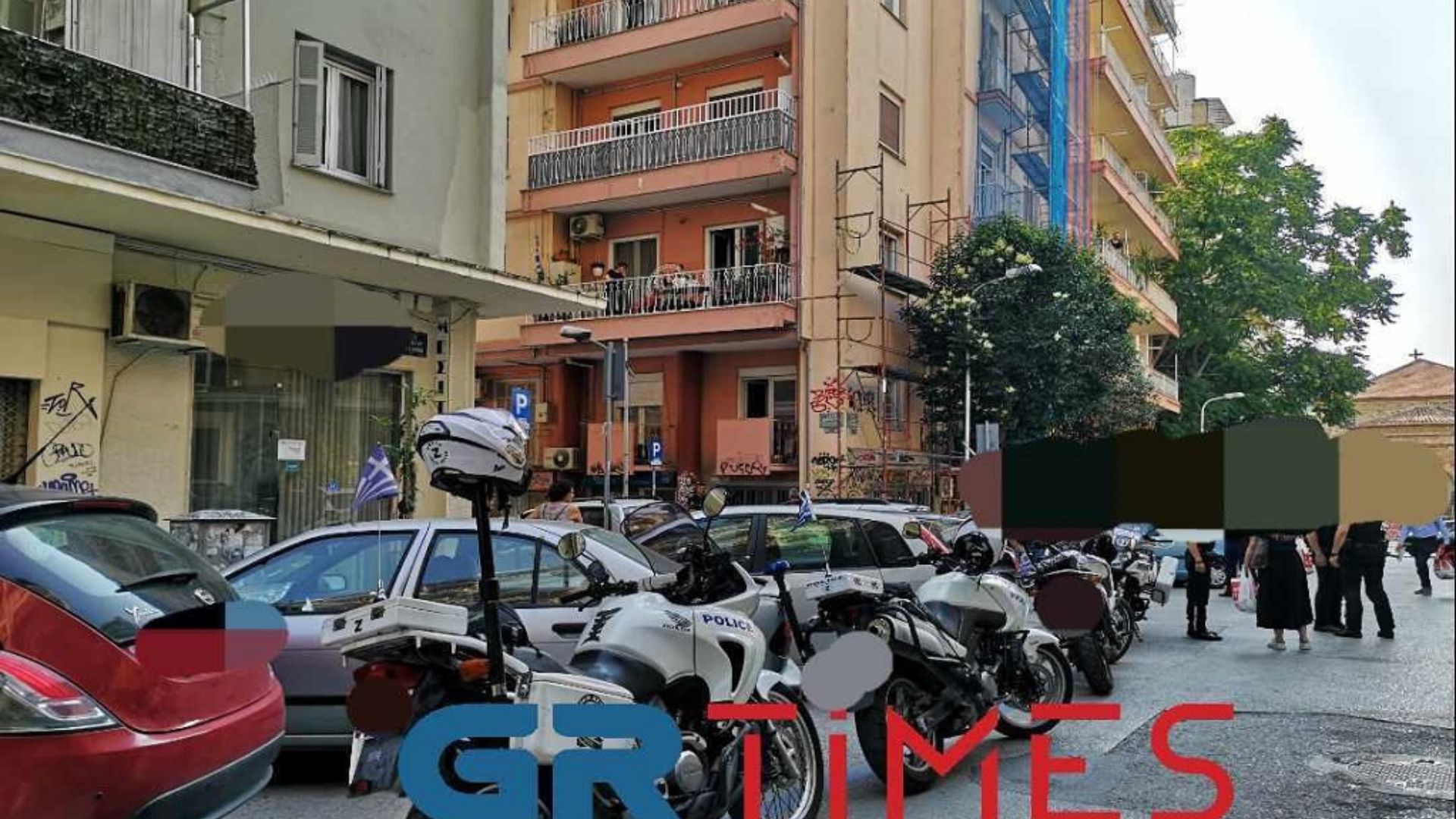 Θεσσαλονίκη: Άνδρας που κυνηγούσε με μαχαίρι 17χρονο, «ταμπουρώθηκε» σε ...