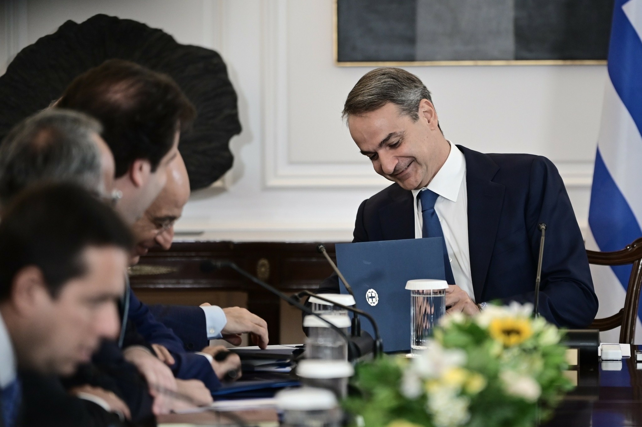 Δέκα φωτογραφικά «κλικ» από το πρώτο υπουργικό συμβούλιο της νέας ...