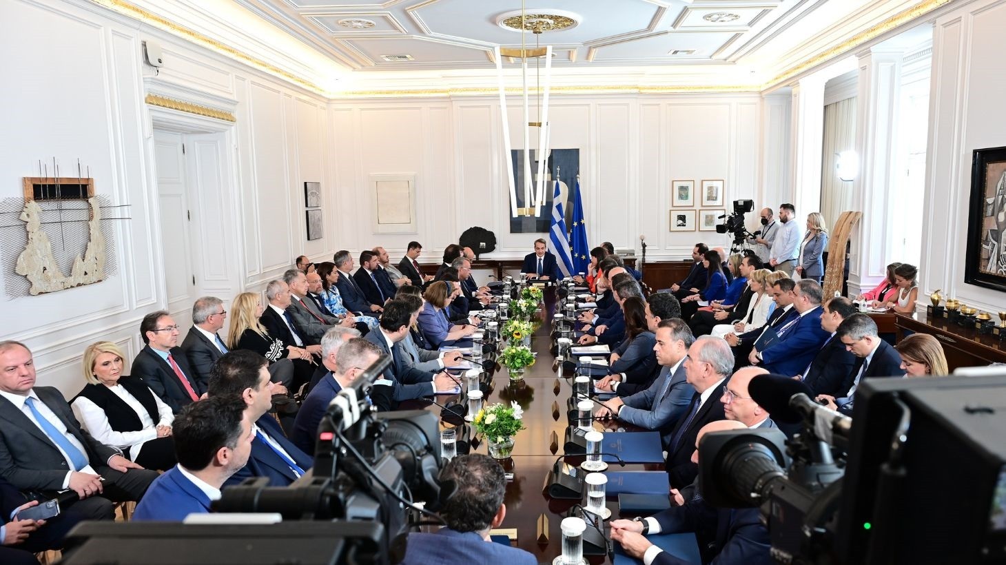 Δέκα φωτογραφικά «κλικ» από το πρώτο υπουργικό συμβούλιο της νέας ...