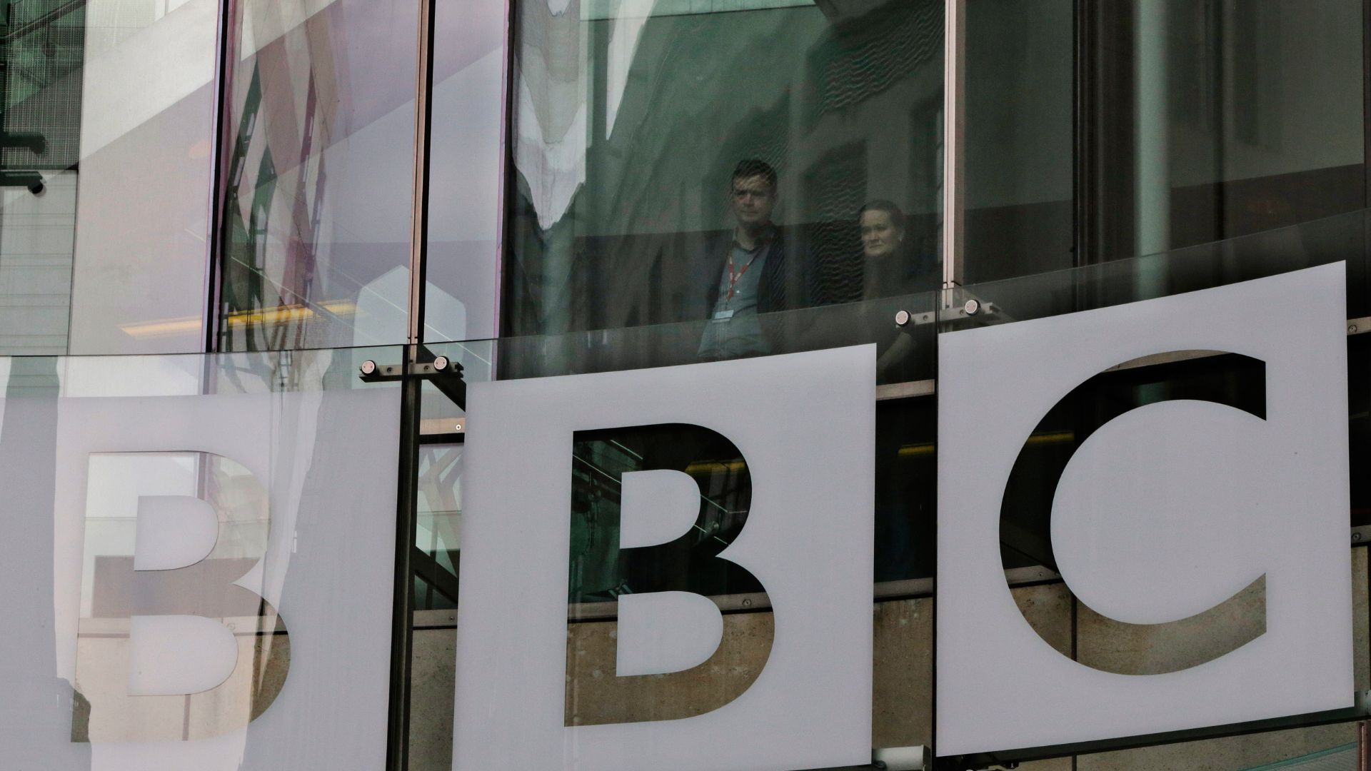 Υπό πίεση το BBC – Παρουσιαστής πλήρωνε έφηβο να του στέλνει ...