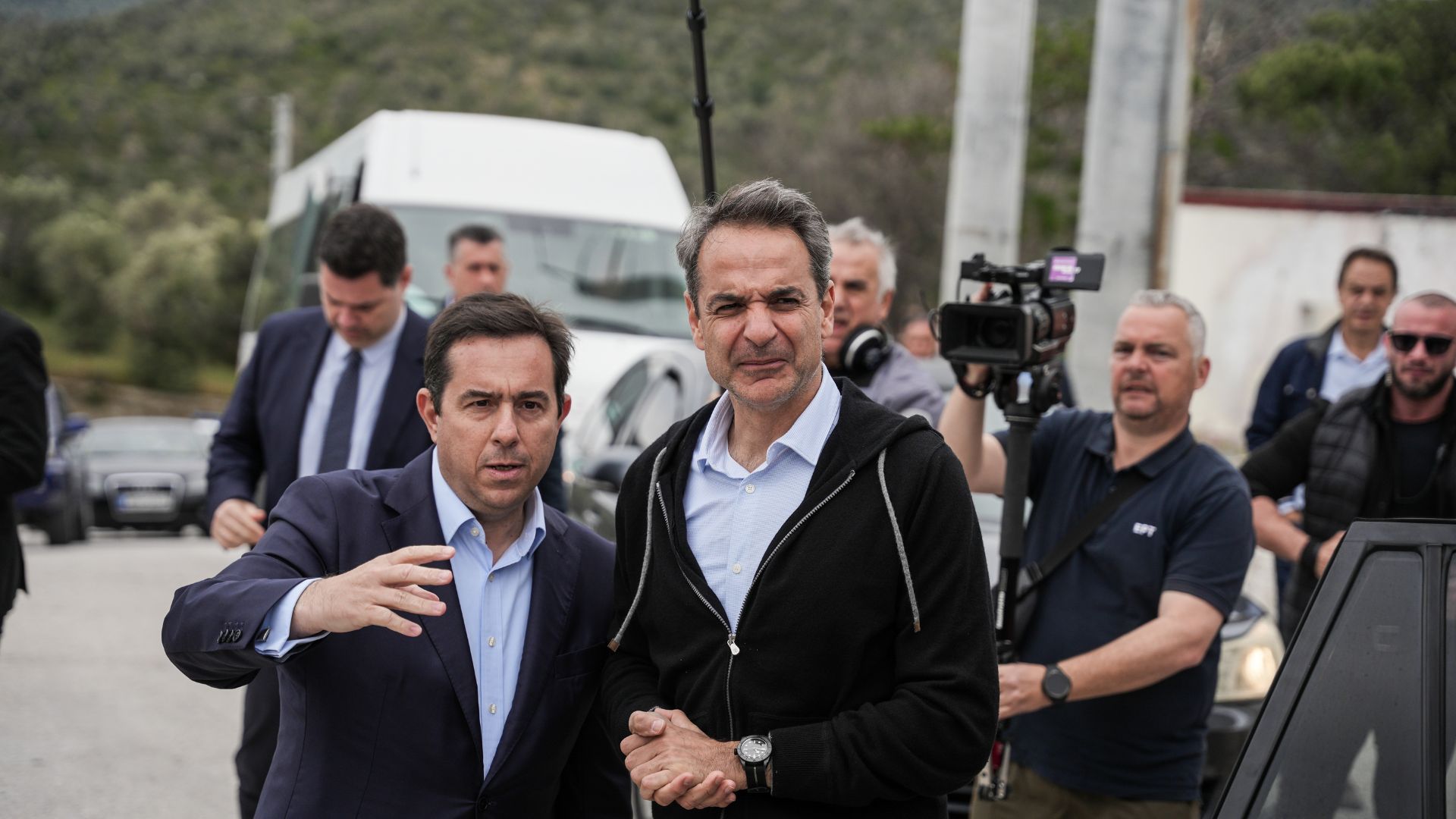 Το παρασκήνιο της καρατόμησης Μηταράκη μετά τα μπάνια εν μέσω πυρκαγιών ...