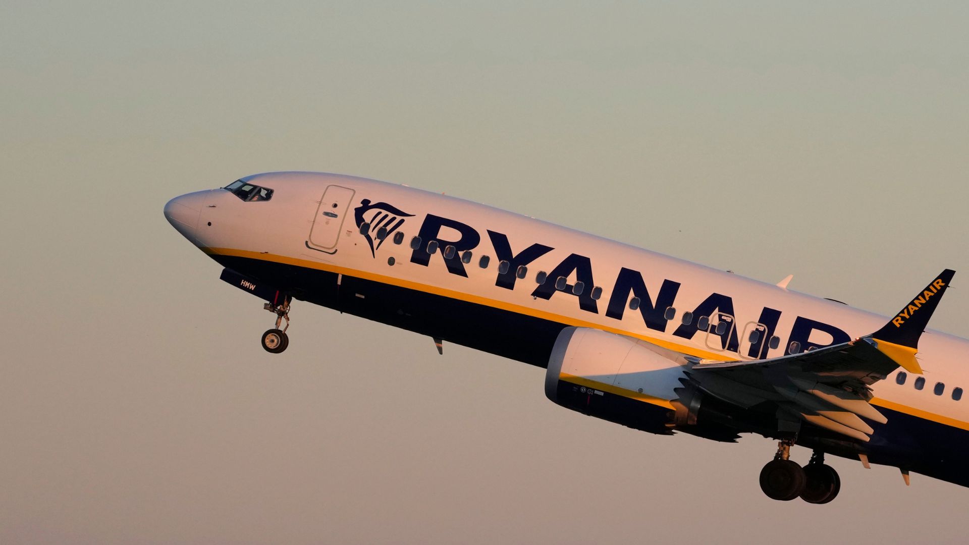 Ryanair: Πιάστηκαν στα χέρια για μια θέση… στο παράθυρο (Video ...