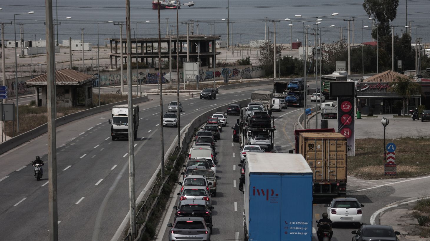 Φωτιά στο Λουτράκι: Άνοιξε η νέα και παλαιά εθνική οδός Αθηνών-Κορίνθου ...