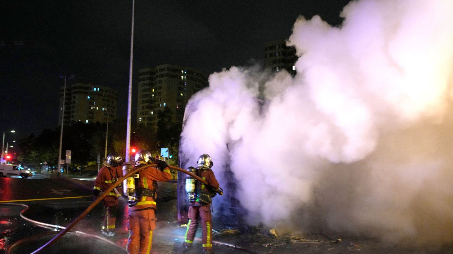 Γαλλία: Νεκρός πυροσβέστης σε κατάσβεση πυρκαγιάς – Άγνωστο αν η φωτιά ...