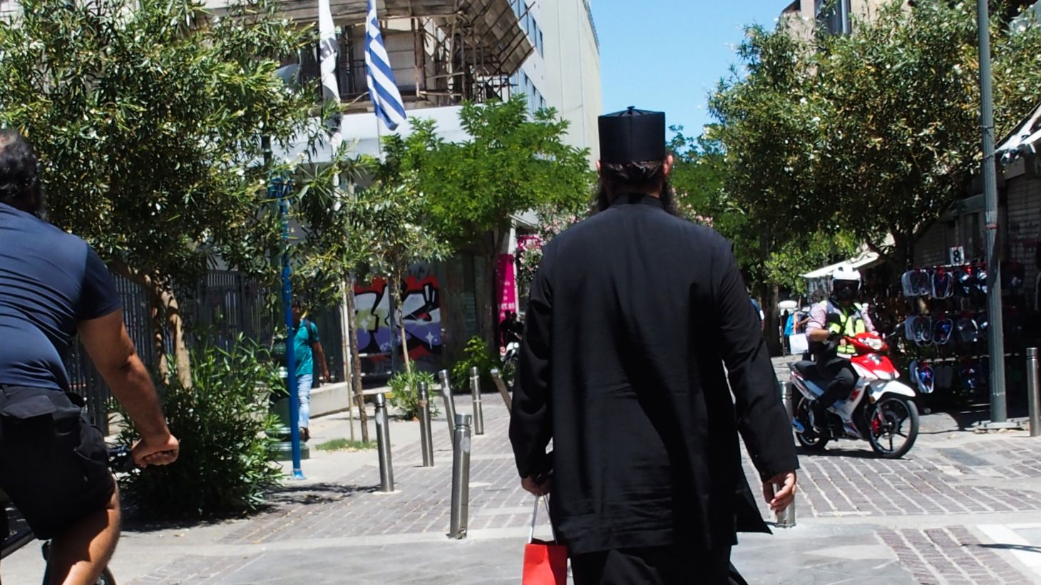 Θεσσαλονίκη: Ελεύθερος με όρους ο παπάς που κατηγορείται ότι χτύπησε ...