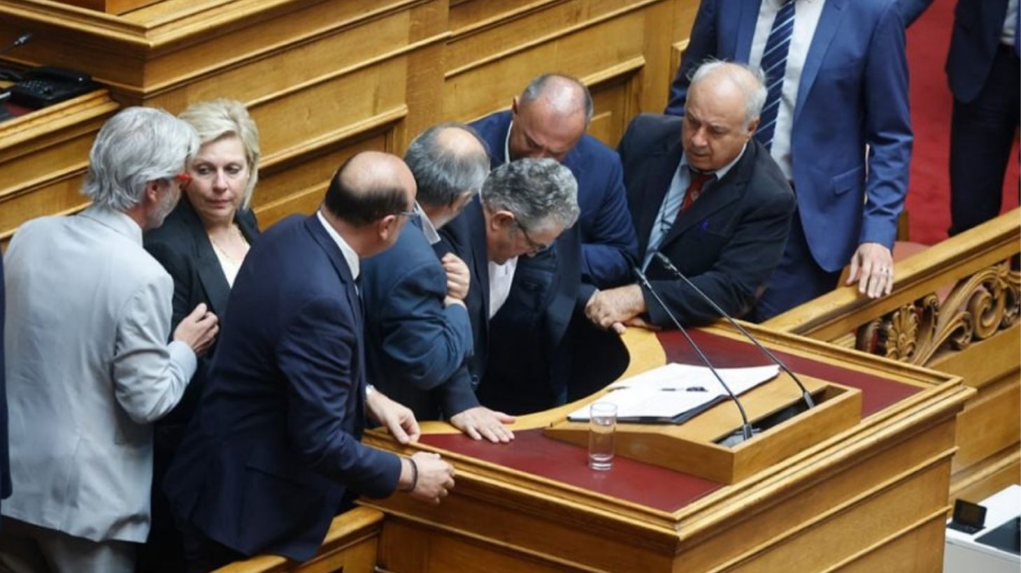 Βουλή: «Ήταν ένας σπασμός στη μέση» – Διακόπηκε η ομιλία του Δημήτρη ...