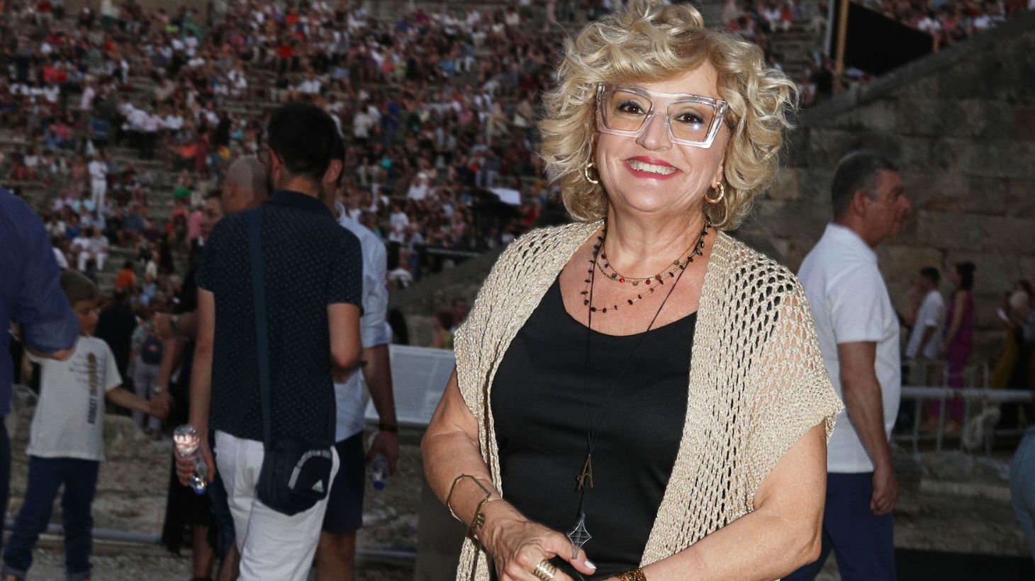 Υρώ Μανέ: Σπάνια δημόσια εμφάνιση με την κόρη της στην Επίδαυρο (Photos ...