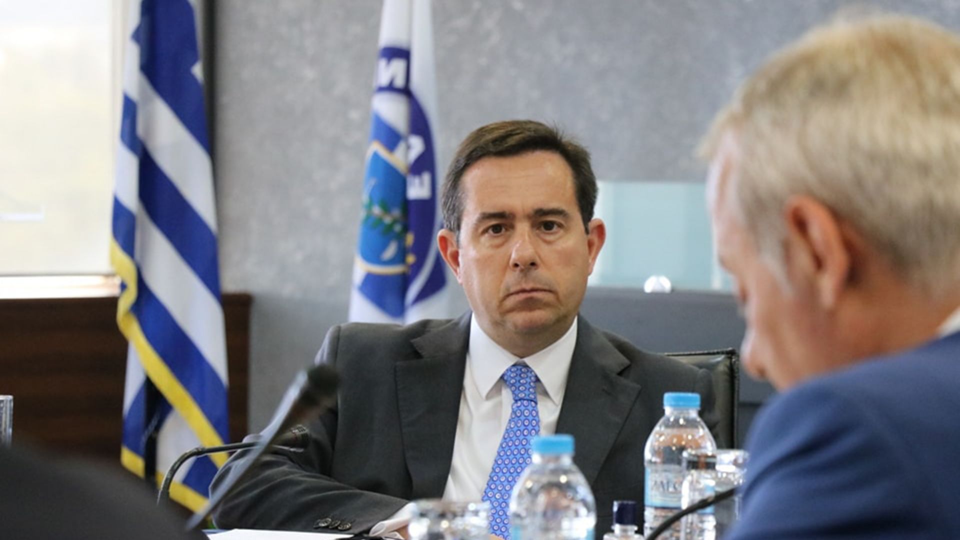 Τα μπάνια εν μέσω πυρκαγιών «έκαψαν» τον Μηταράκη – Τον έθεσε εκτός ...