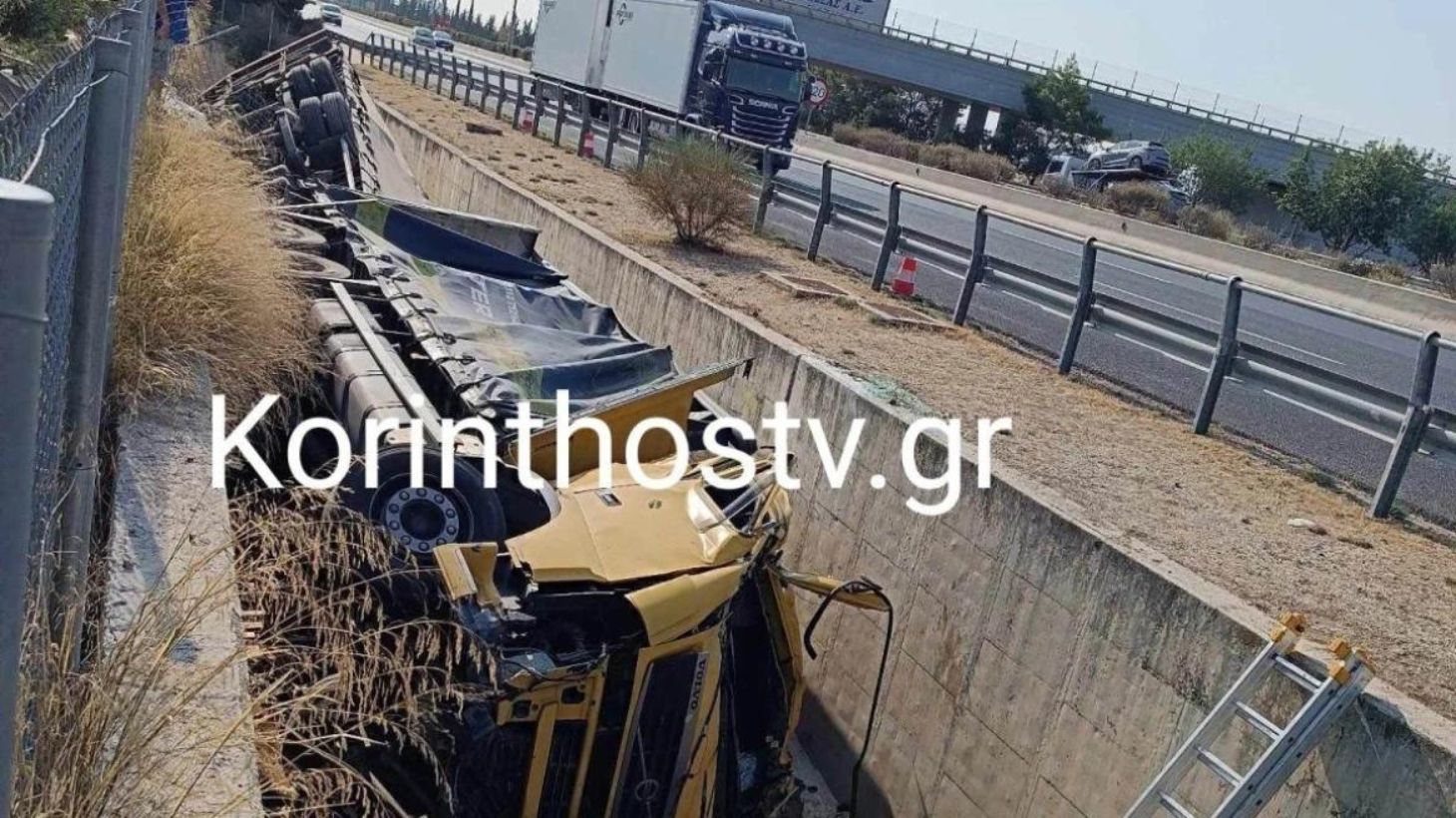Ασπρόπυργος: Νταλίκα έπεσε έπεσε κανάλι από ύψος 10 μέτρων (video ...