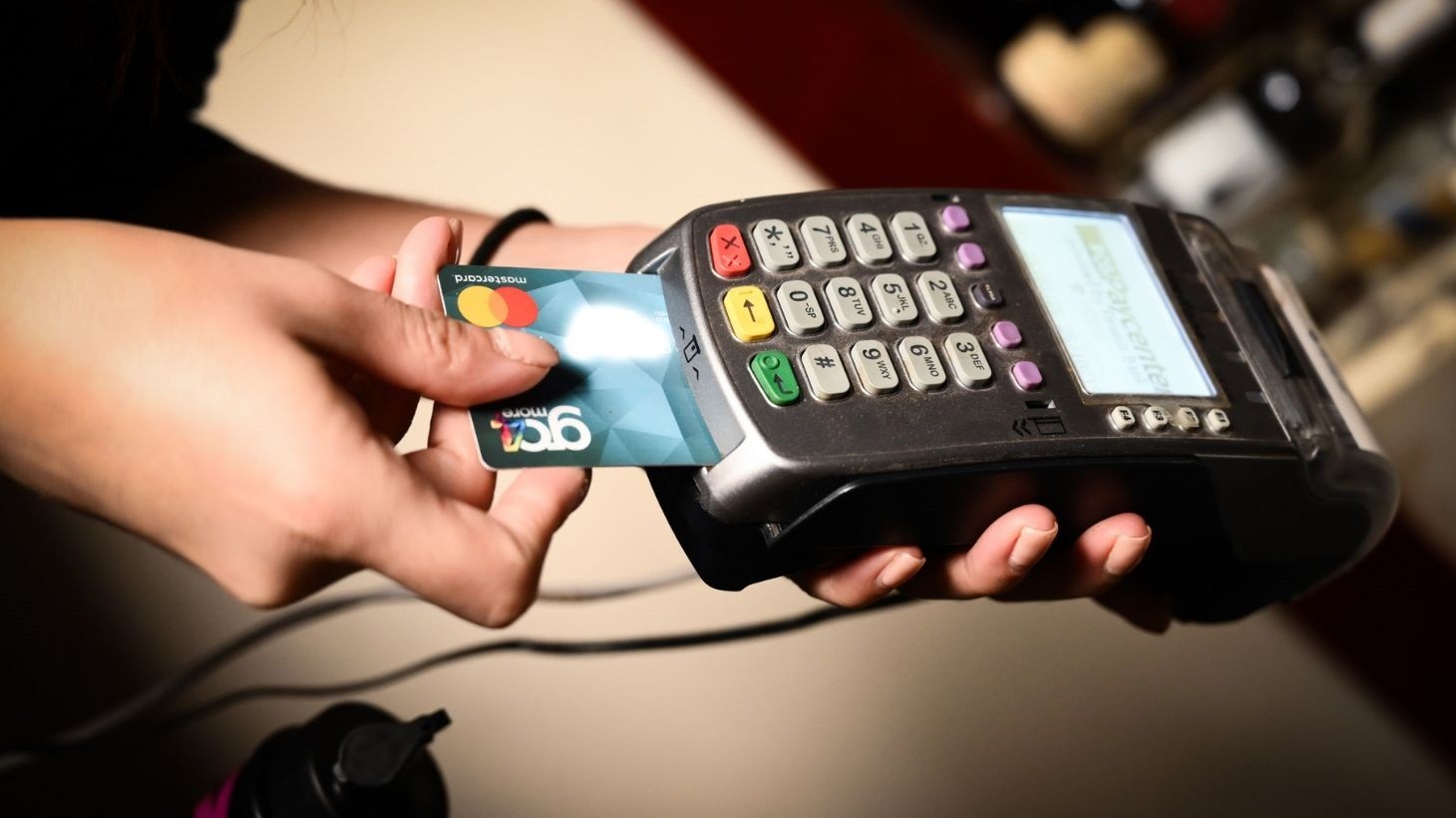 Υποχρεωτικά τα POS στους επαγγελματίες | topontiki.gr