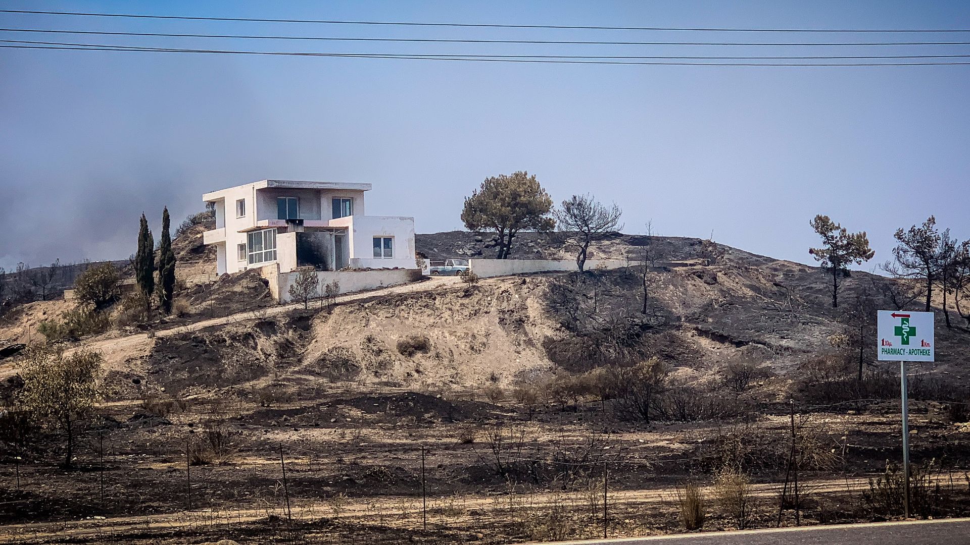 Φωτιά στη Ρόδο: Επιστρέφουν στα σπίτια τους οι κάτοικοι 10 χωριών ...