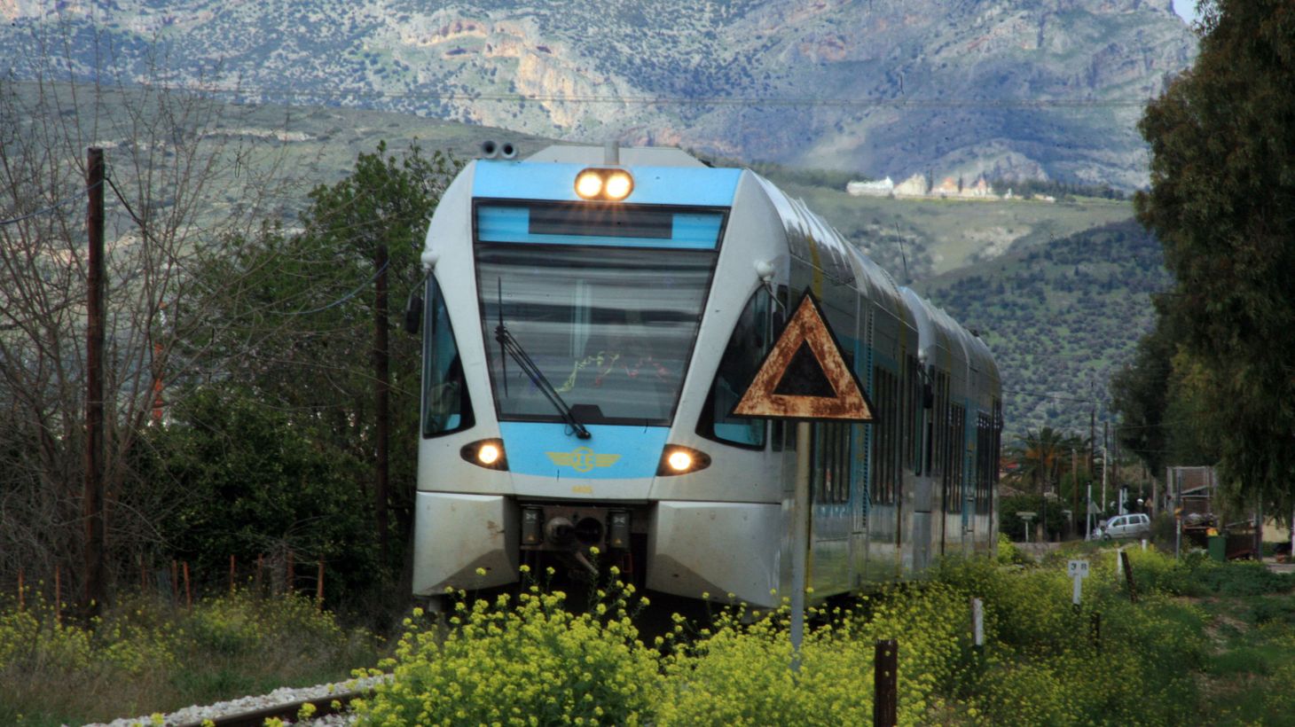 Τρένο της γραμμής Θεσσαλονίκη-Δράμα προσέκρουσε σε δέντρο ...