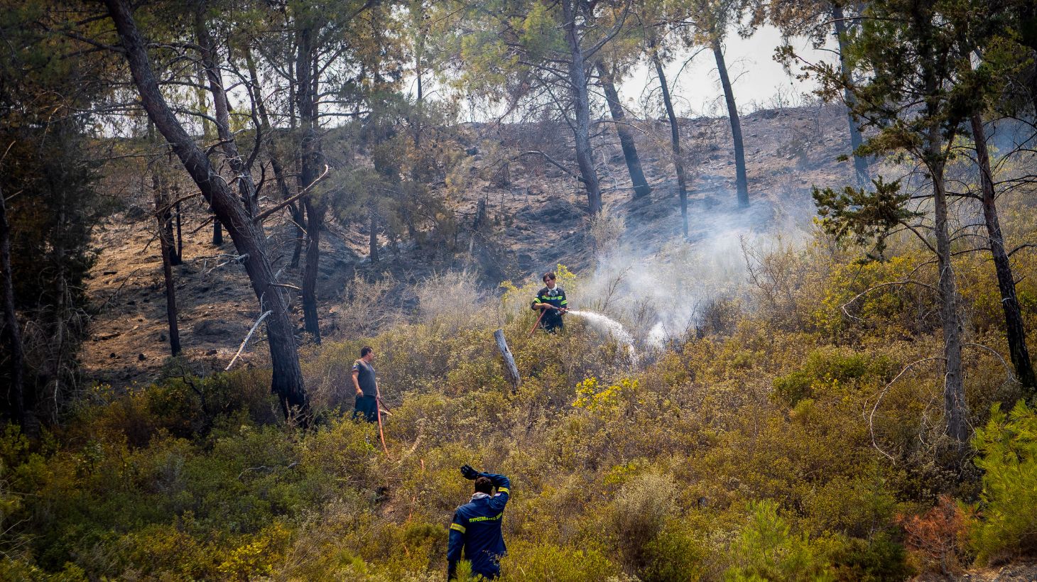 Ρόδος: Πέθανε ξαφνικά εθελοντής πυροσβέστης που συμμετείχε στην ...