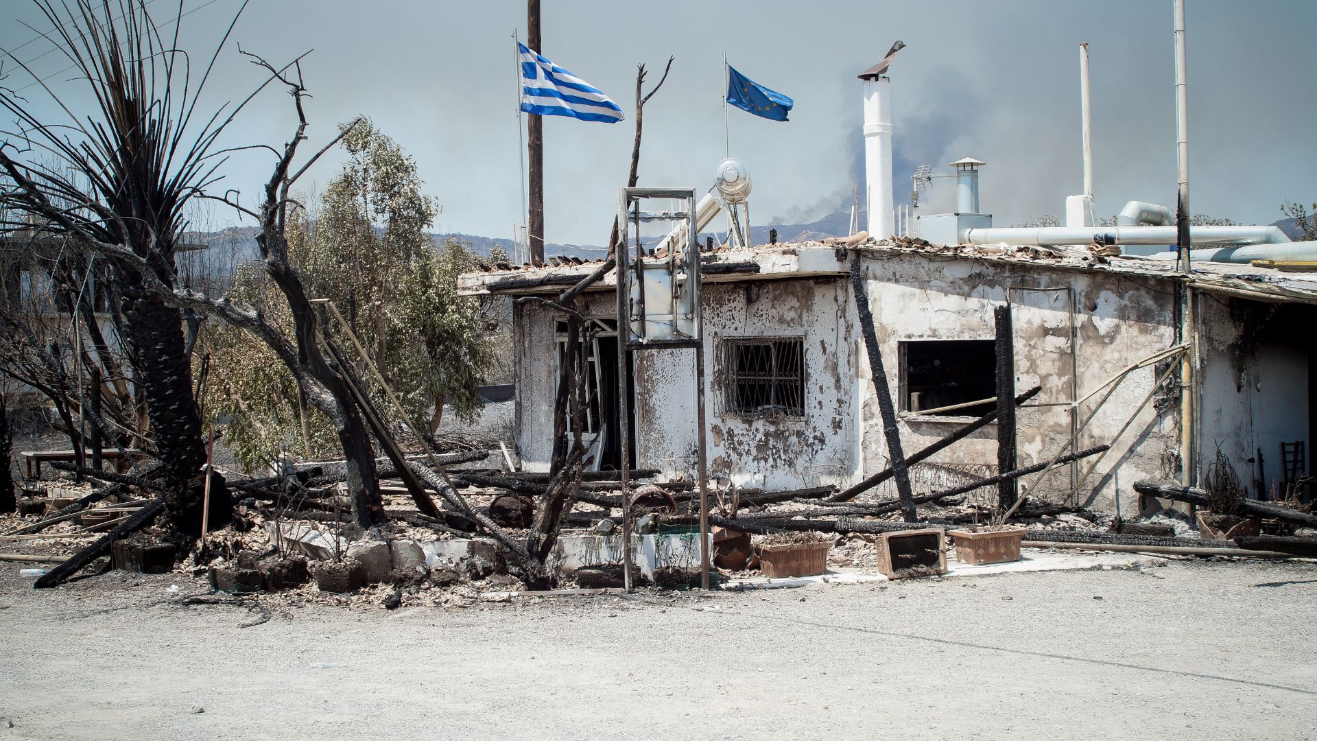 Φωτιές: Ολοκληρώθηκε η βασική καταγραφή ζημιών – «Κόκκινα» 118 κτίρια ...