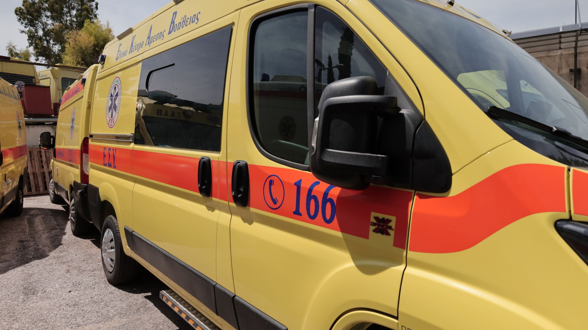 Τροχαίο-σοκ στη Γλυφάδα: Αυτοκίνητο έπεσε σε στάση λεωφορείου – Τρεις ...