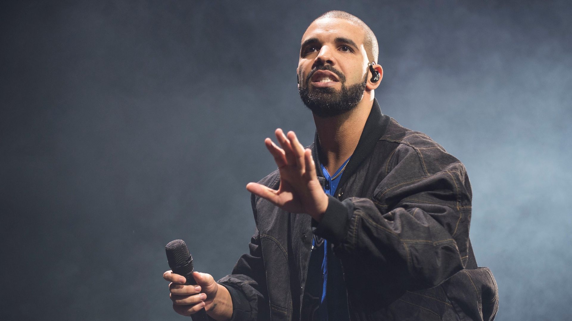 O Drake αγόρασε το δαχτυλίδι του Tupac για 1 εκατομμύριο δολάρια ...