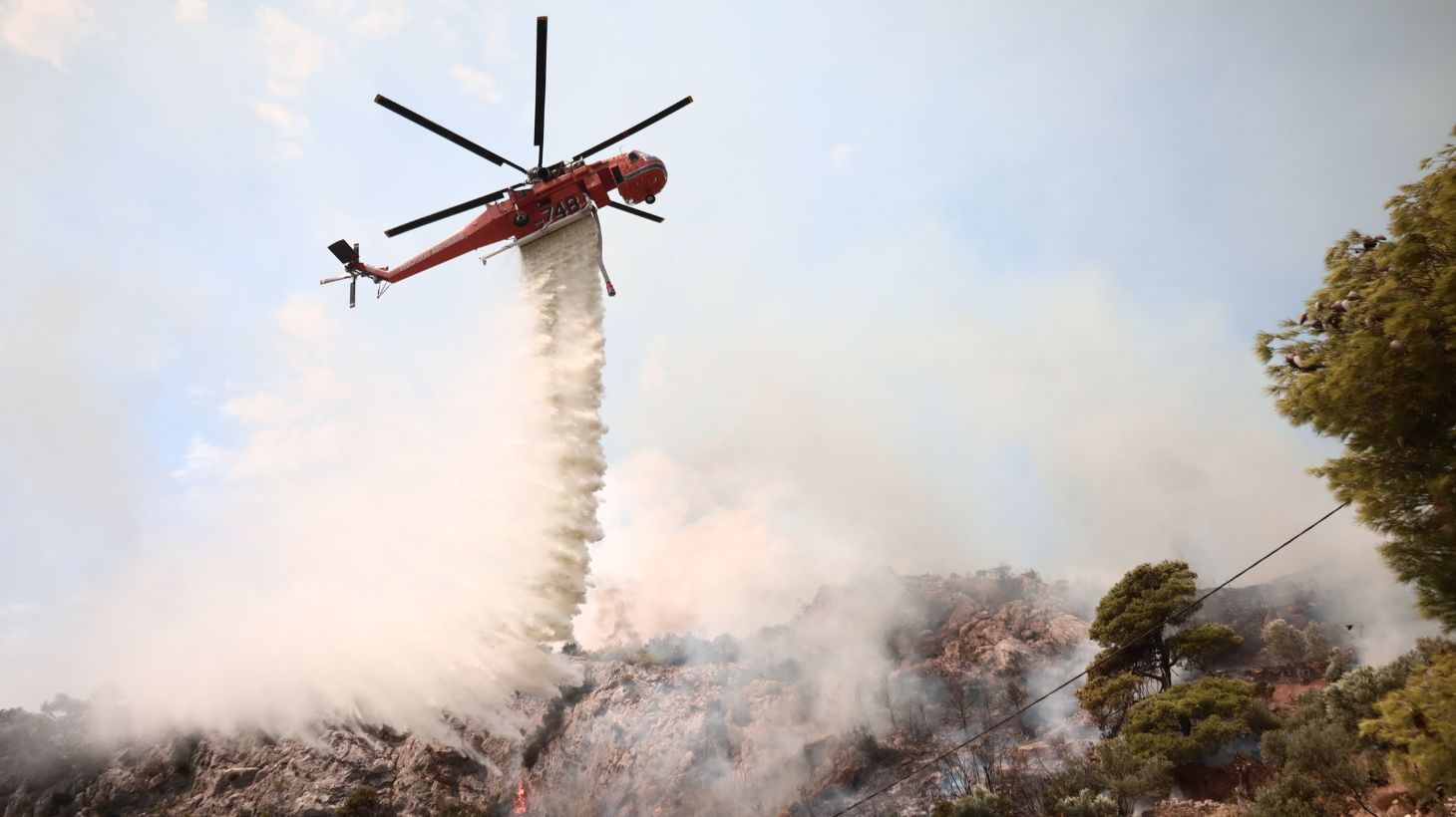Φωτιά στην Πάρνηθα: Εντυπωσιακό βίντεο από ελικόπτερο της Πυροσβεστικής ...