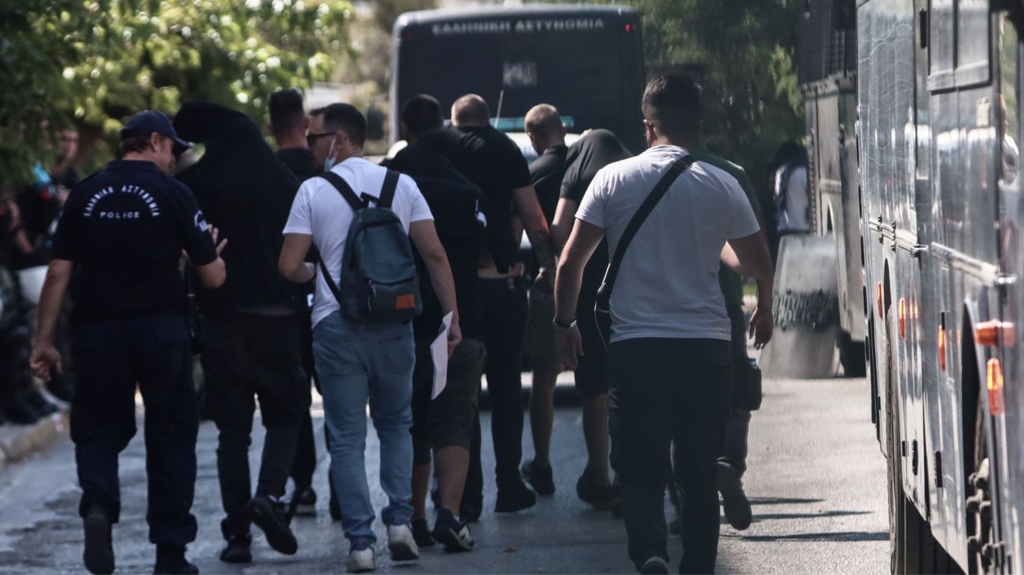 Ένταση στην Ευελπίδων: Οπαδοί της ΑΕΚ πέταξαν μπουκάλια σε ΜΑΤ και ...