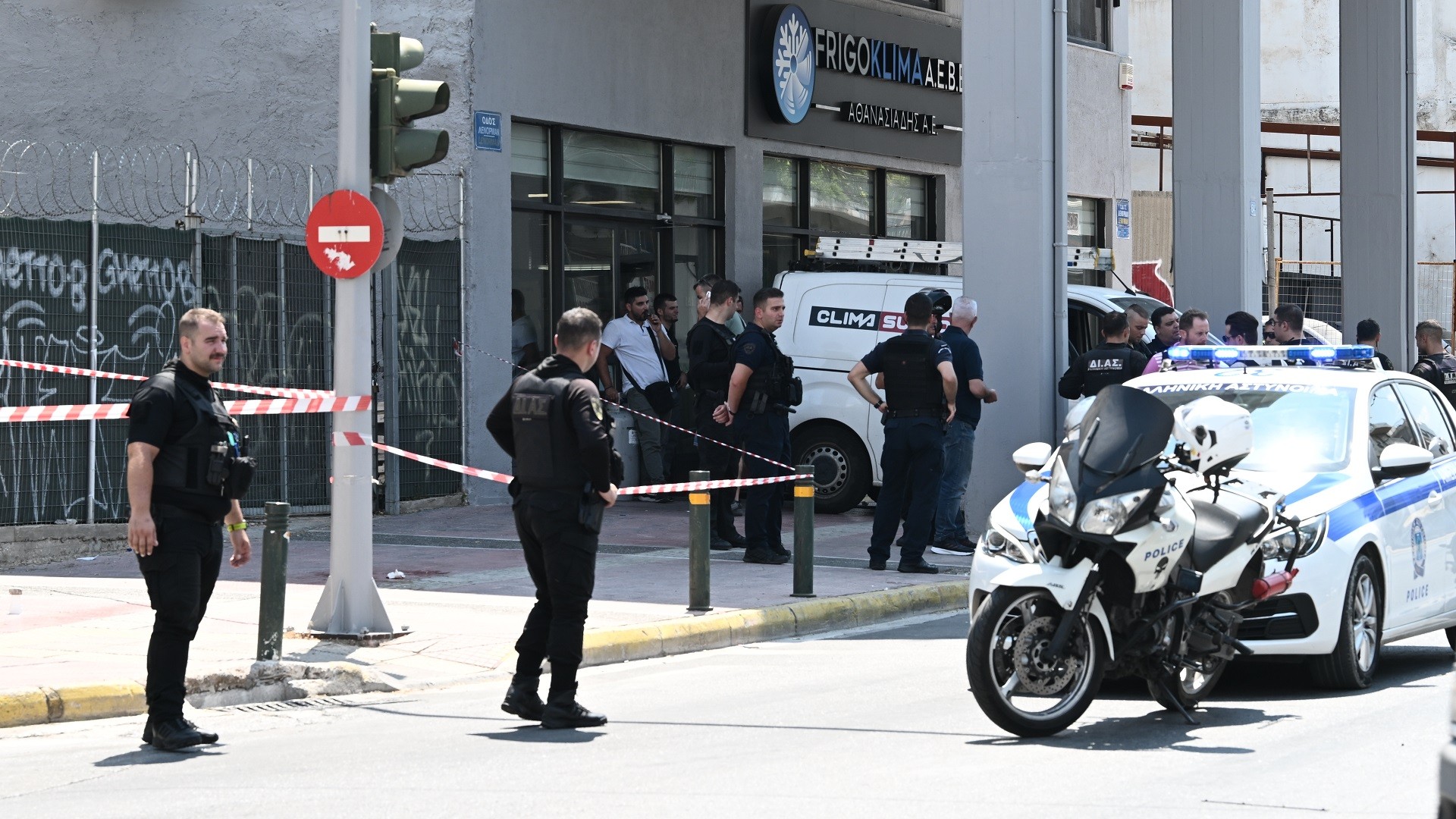 Κολωνός: Πυροβολισμοί μετά από ληστεία σε τράπεζα, ένας τραυματίας ...