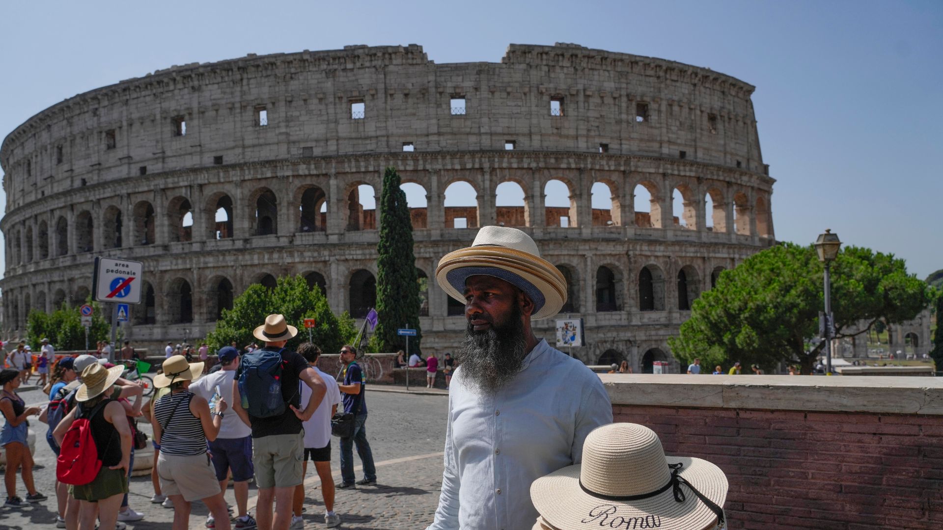 Μασκ o… Gladiator: Θέλει το… Κολοσσαίο για τη «μονομαχία» του με τον ...