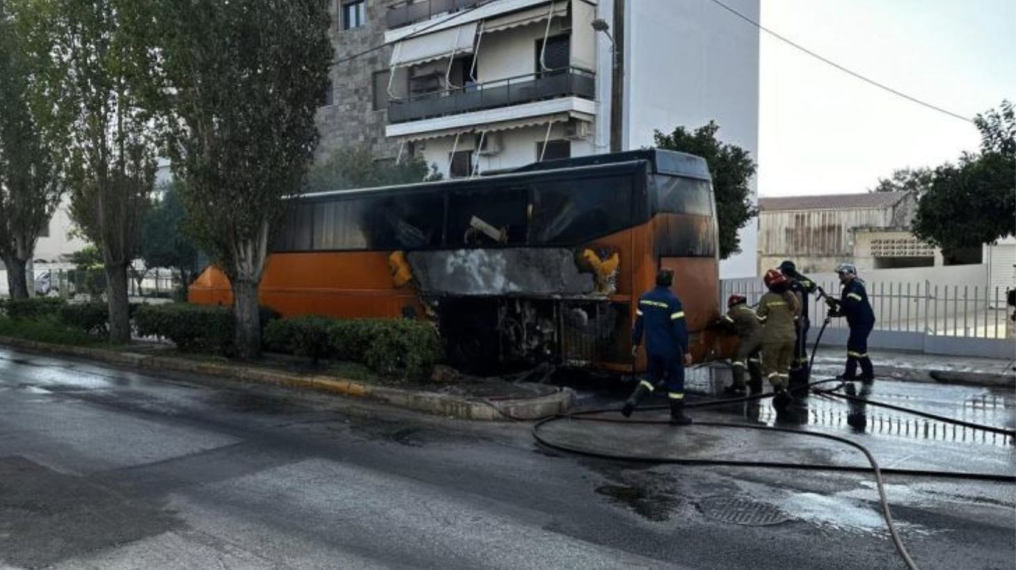 Λαχτάρισαν επιβάτες του ΚΤΕΛ στο Μαρκόπουλο – Το λεωφορείο τυλίχθηκε ...