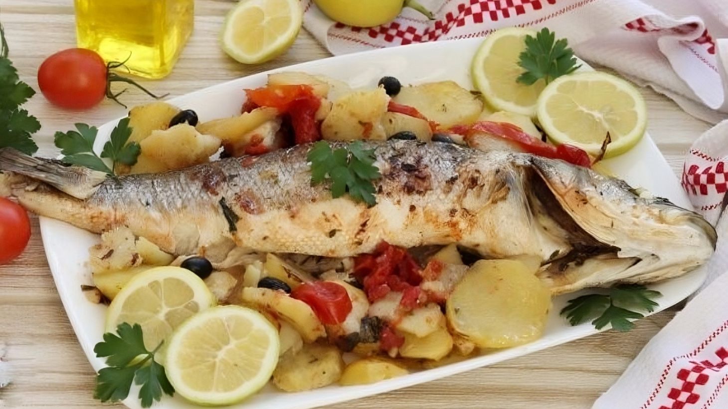 Λαβράκι φούρνου, με πατάτες, ντοματίνια και ελιές Καλαμών | topontiki.gr