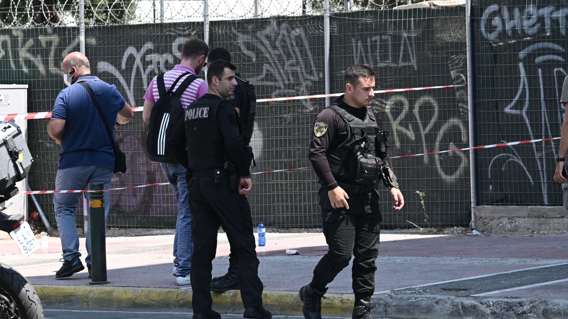 Κολωνός: Βίντεο ντοκουμέντο από τη στιγμή που ο ληστής πέφτει στο ...