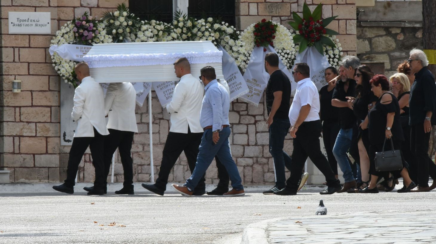 Οδυσσέας Σταμούλης: Στιγμές βαθιάς οδύνης στην κηδεία του 11χρονου γιου ...