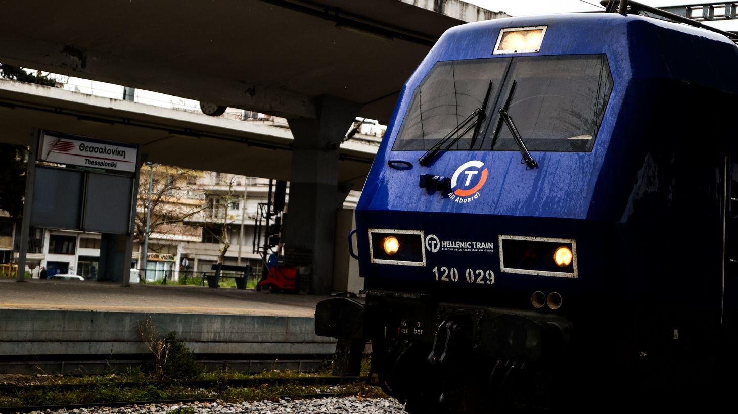 Θεσσαλονίκη: Μηχανή τρένου συγκρούστηκε με ΙΧ – Στο νοσοκομείο ο οδηγός ...