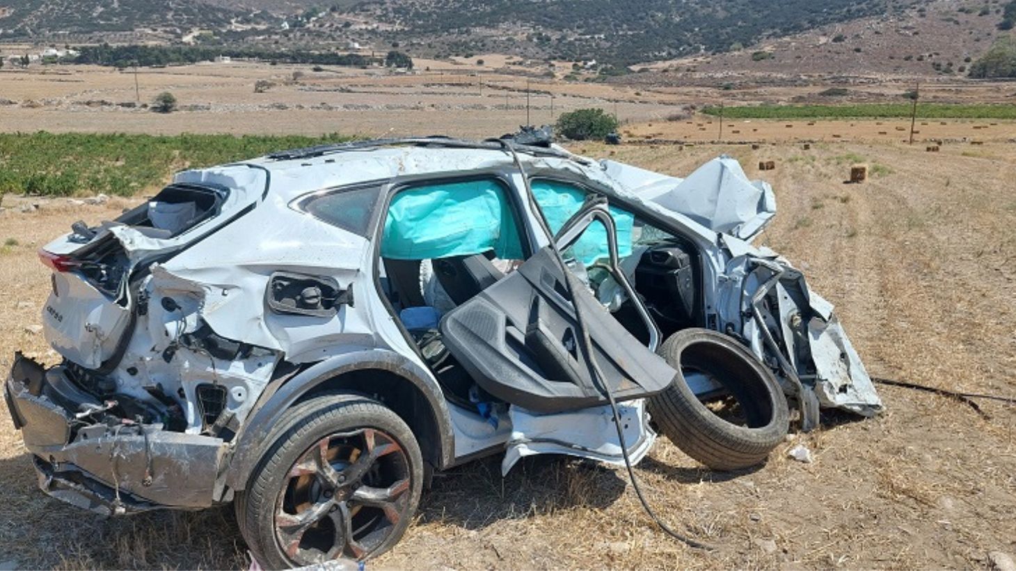Σοκαριστικό τροχαίο στην Πάρο: Αυτοκίνητο διαλύθηκε αφού έκανε τούμπες ...