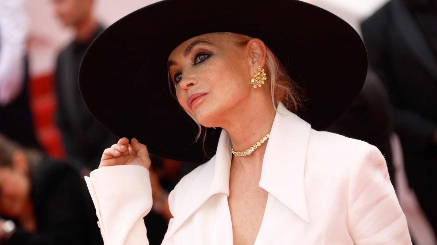 Εμανουέλ Μπεάρ: Καταγγέλλει πως υπήρξε θύμα αιμομιξίας όταν ήταν παιδί ...